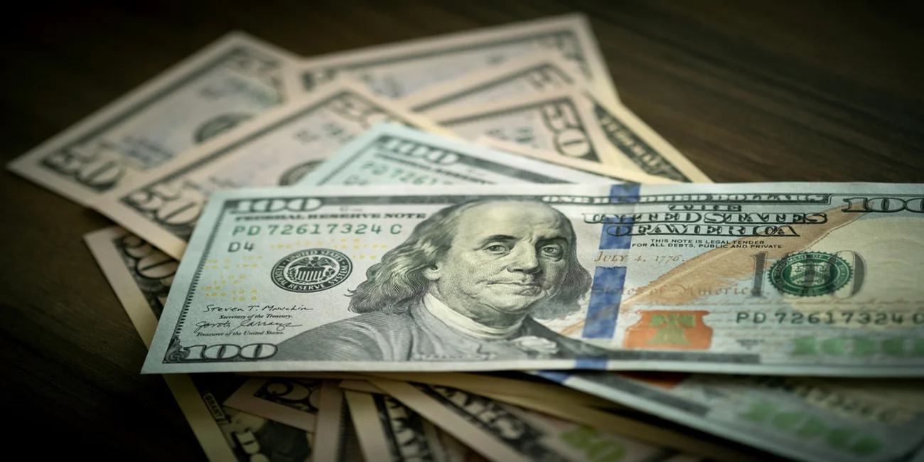 Dollar Firms as US-Iran Strikes Renew Peace Deal Uncertainty