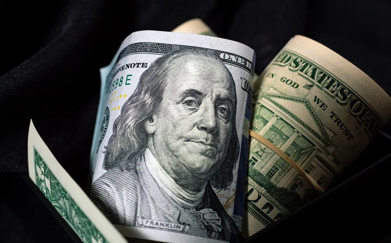 Dollar Holds Near Highs as Fed Keeps Hawkish Tone