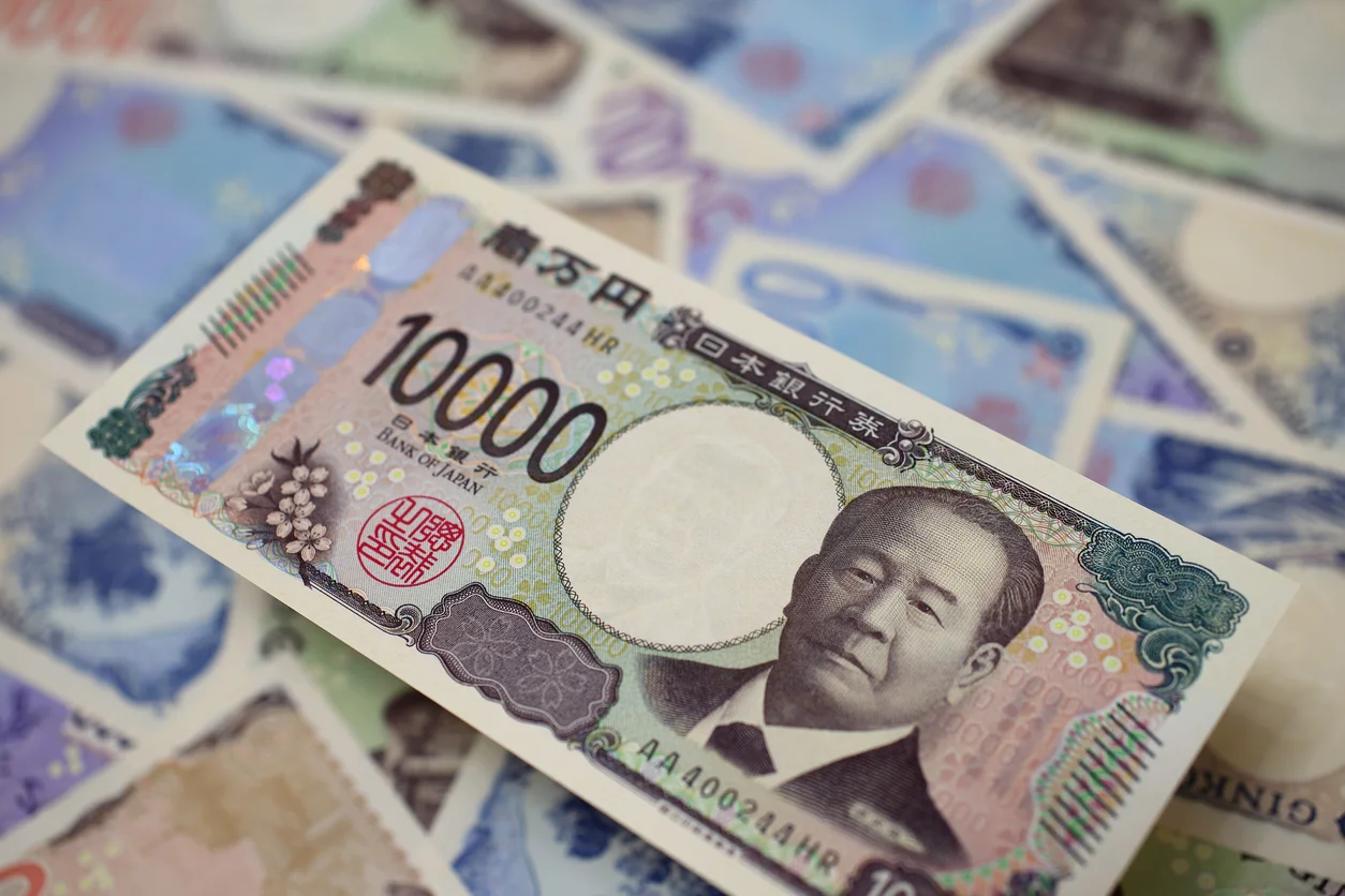 Japan Signals Readiness to Act as Yen Nears Key 160 Level